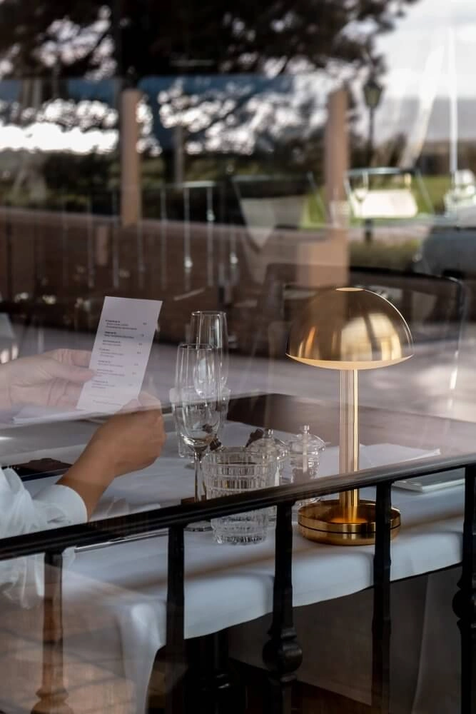 Rechargeable table lamp Bug Gold von Humble kaufen | LeuchtenTotal